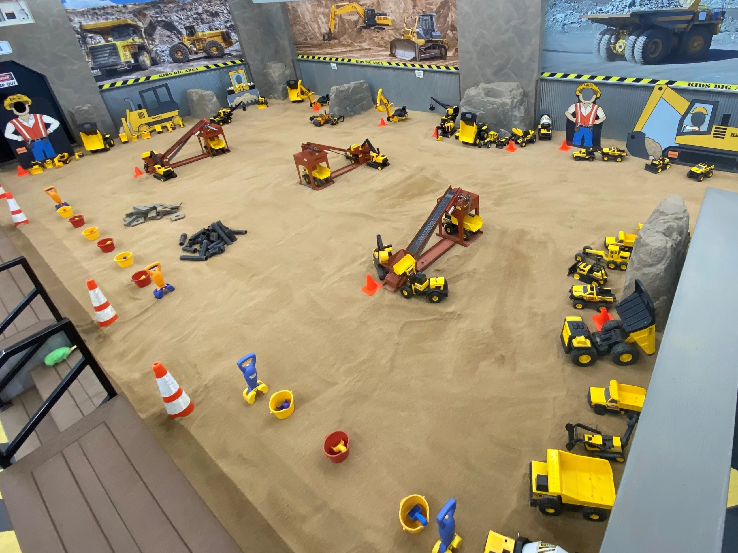 Sand Play – Kids Dig